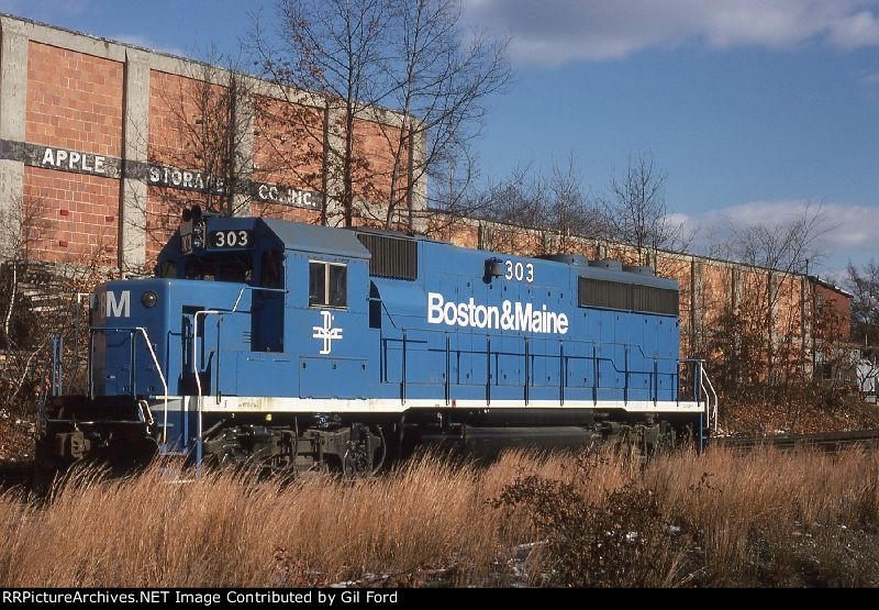 B&M 303(GP40-2)